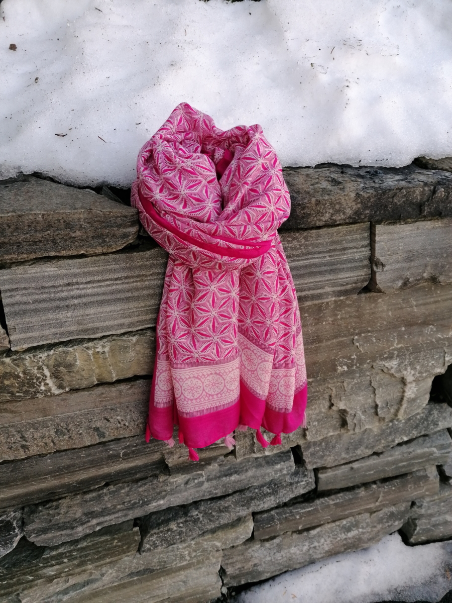 Diz Viscose Skjerf Med Print i Pink - MATTIS STORE